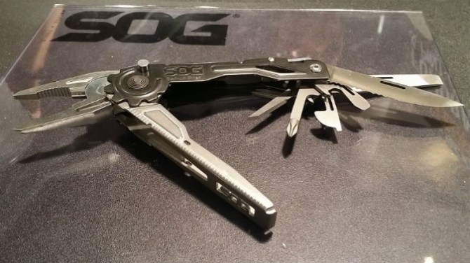 SOG's "SwitchPlier 2.0" | RECOIL